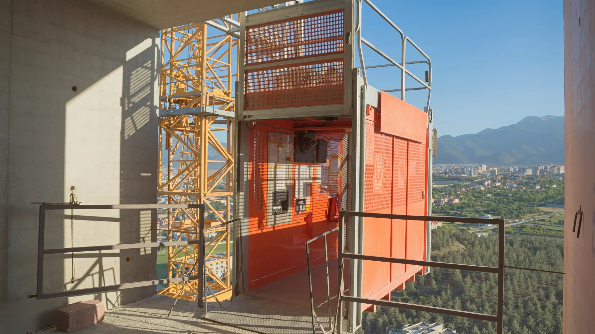 Construction Elevator Types for Job Sites: Which is Best?